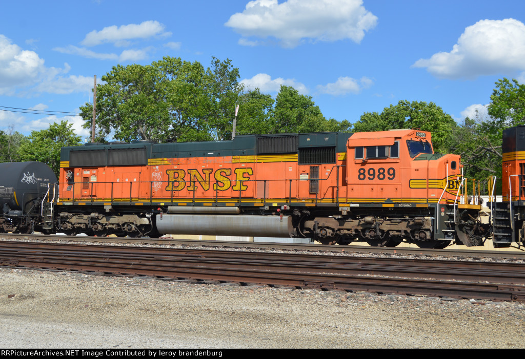 BNSF 8989